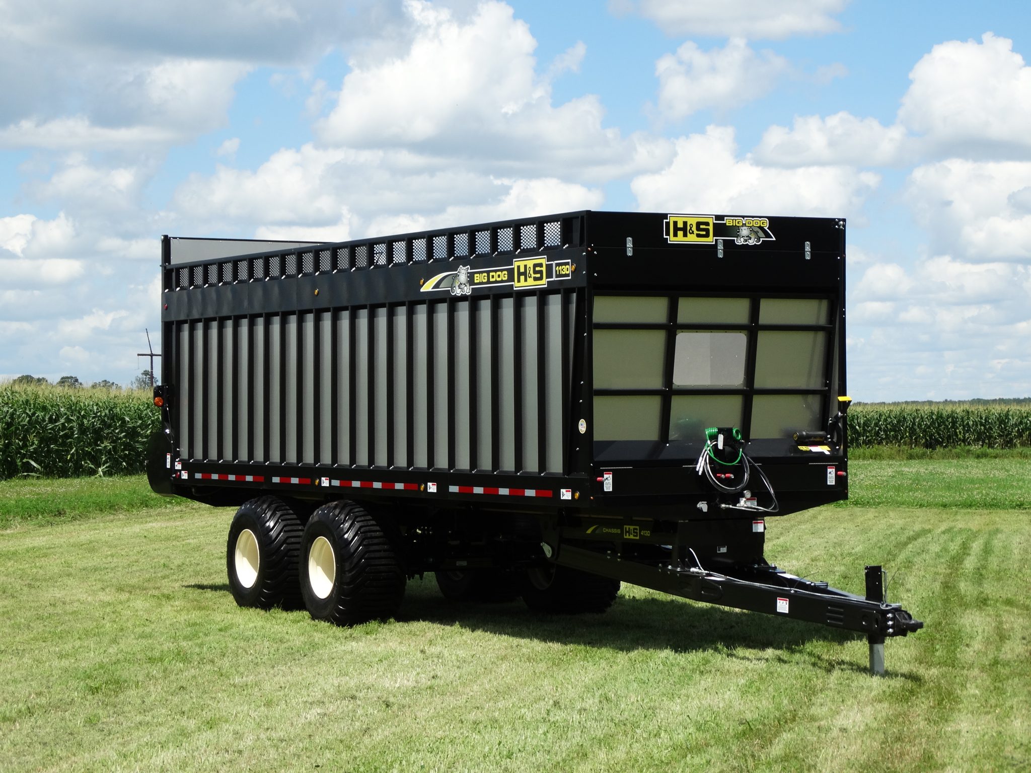 Wide Body Rear Unload Forage Boxes – H&S Manufacturing Company, Inc.
